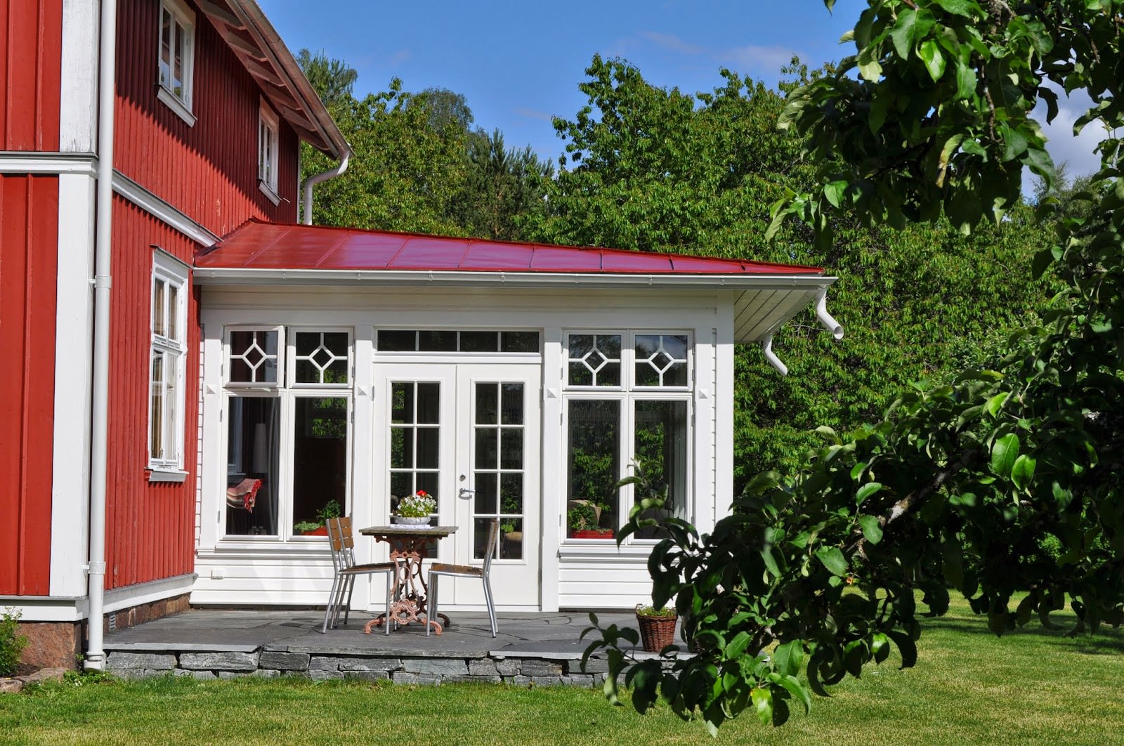 Renoverat plåttak till inglasad veranda. Stavsudda Stockholms Skärgård ...