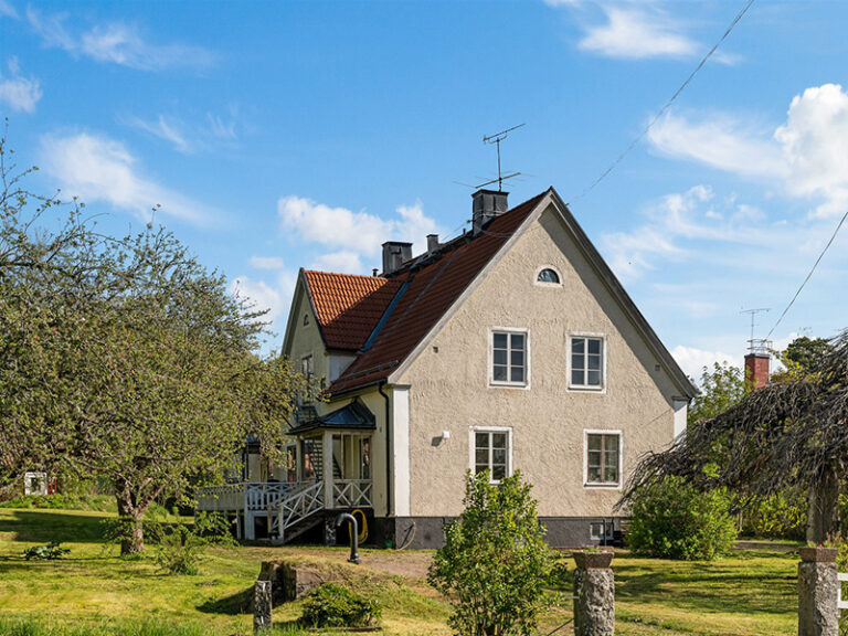 Nya takpannor & värmeisolering. Nacka Ekängen i Saltsjöbaden ...